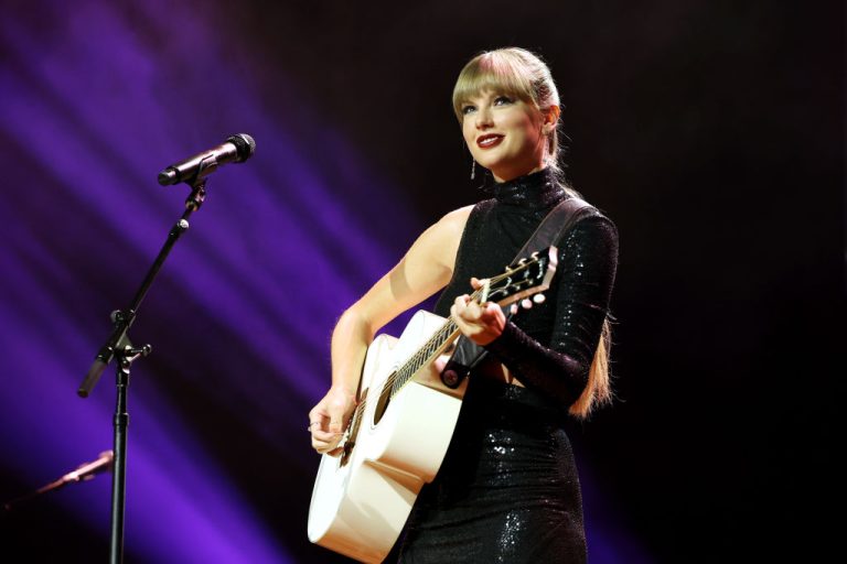 Taylor Swift becomes a Billionaire - Kiwi Kids News Taylor Swift becomes a Billionaire - Kiwi Kids News